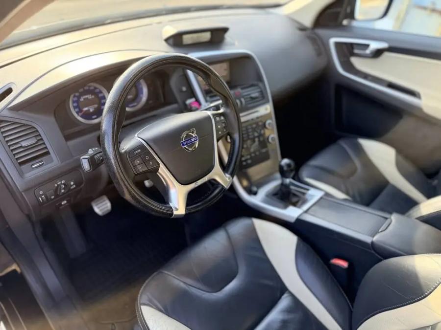 Black Volvo XC60 2010 in Riga, with an engine capacity of 2.40 L and mileage of 243 thousand km for 9995 €, photo 11 on AUTOMOTO.COM.LV