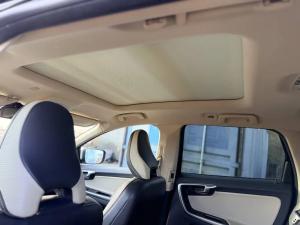 Black Volvo XC60 2010 in Riga, with an engine capacity of 2.40 L and mileage of 243 thousand km for 9995 €, photo 16 on AUTOMOTO.COM.LV