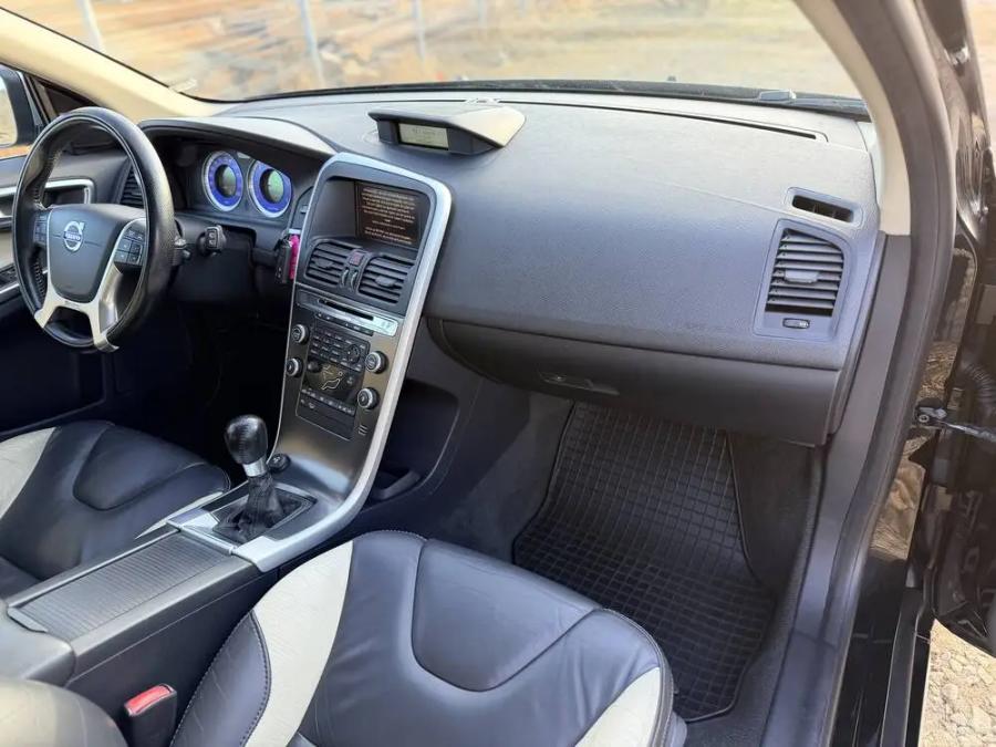 Black Volvo XC60 2010 in Riga, with an engine capacity of 2.40 L and mileage of 243 thousand km for 9995 €, photo 19 on AUTOMOTO.COM.LV