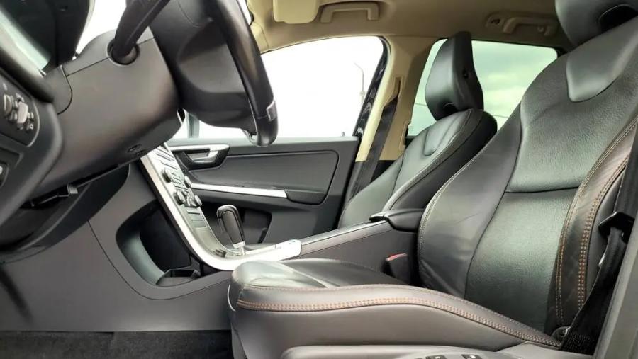 Melns Volvo XC60 2010 Rīga, ar dzinēja tilpumu 2.40 L un nobraukumu 310 tūkst. km par 9900 €, foto 15 vietnē AUTOMOTO.COM.LV