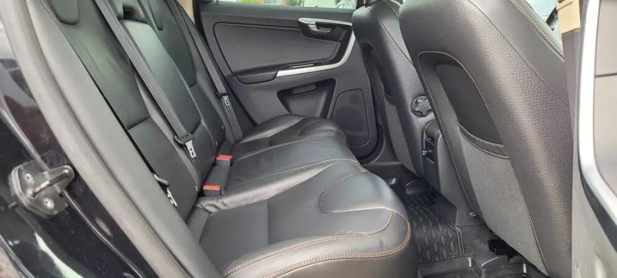 Melns Volvo XC60 2010 Rīga, ar dzinēja tilpumu 2.40 L un nobraukumu 310 tūkst. km par 9900 €, foto 18 vietnē AUTOMOTO.COM.LV