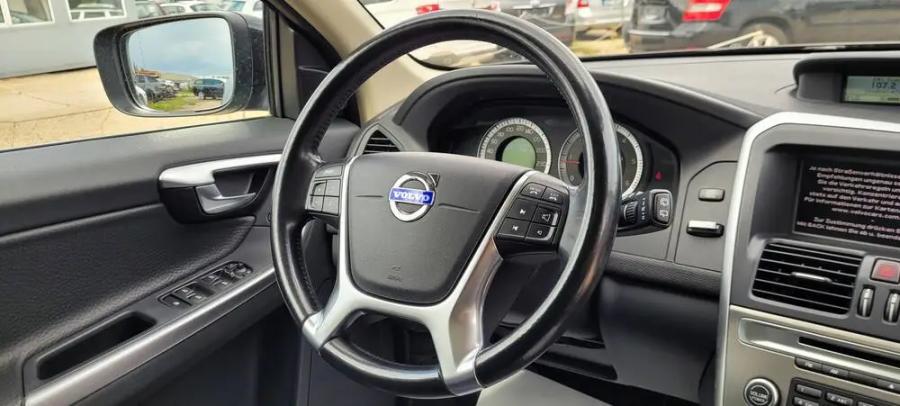 Melns Volvo XC60 2010 Rīga, ar dzinēja tilpumu 2.40 L un nobraukumu 310 tūkst. km par 9900 €, foto 23 vietnē AUTOMOTO.COM.LV