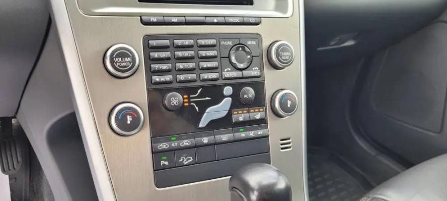 Melns Volvo XC60 2010 Rīga, ar dzinēja tilpumu 2.40 L un nobraukumu 310 tūkst. km par 9900 €, foto 26 vietnē AUTOMOTO.COM.LV