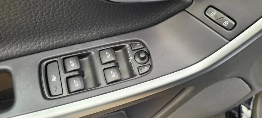 Melns Volvo XC60 2010 Rīga, ar dzinēja tilpumu 2.40 L un nobraukumu 310 tūkst. km par 9900 €, foto 30 vietnē AUTOMOTO.COM.LV