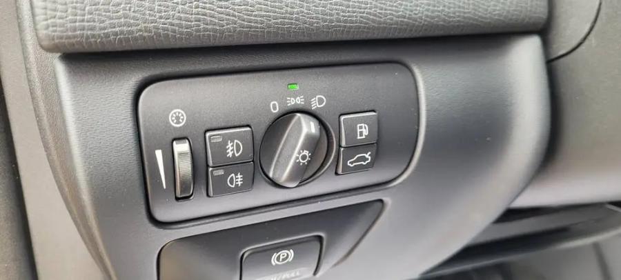 Melns Volvo XC60 2010 Rīga, ar dzinēja tilpumu 2.40 L un nobraukumu 310 tūkst. km par 9900 €, foto 31 vietnē AUTOMOTO.COM.LV
