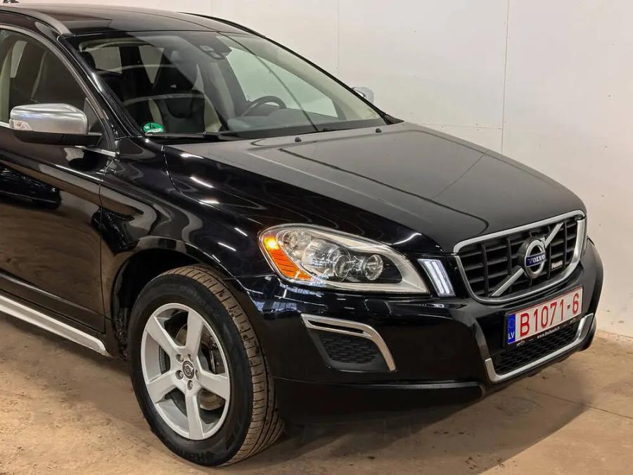 Black Volvo XC60 2010 in Jurmala, with an engine capacity of 2.40 L and mileage of 331 thousand km for 9850 €, photo 9 on AUTOMOTO.COM.LV