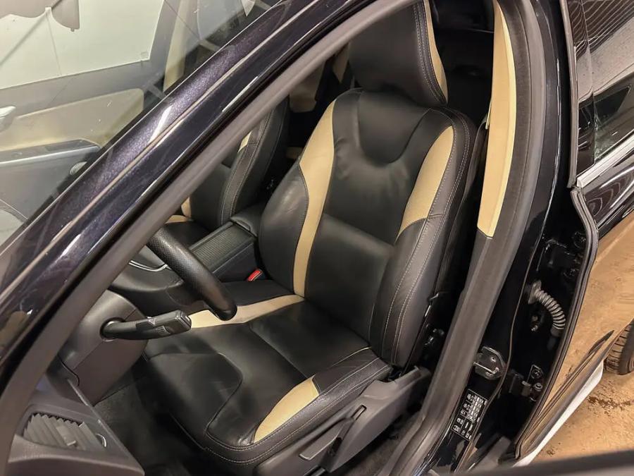 Black Volvo XC60 2010 in Jurmala, with an engine capacity of 2.40 L and mileage of 331 thousand km for 9850 €, photo 16 on AUTOMOTO.COM.LV