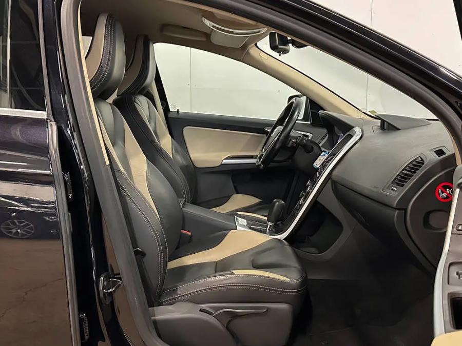 Black Volvo XC60 2010 in Jurmala, with an engine capacity of 2.40 L and mileage of 331 thousand km for 9850 €, photo 18 on AUTOMOTO.COM.LV