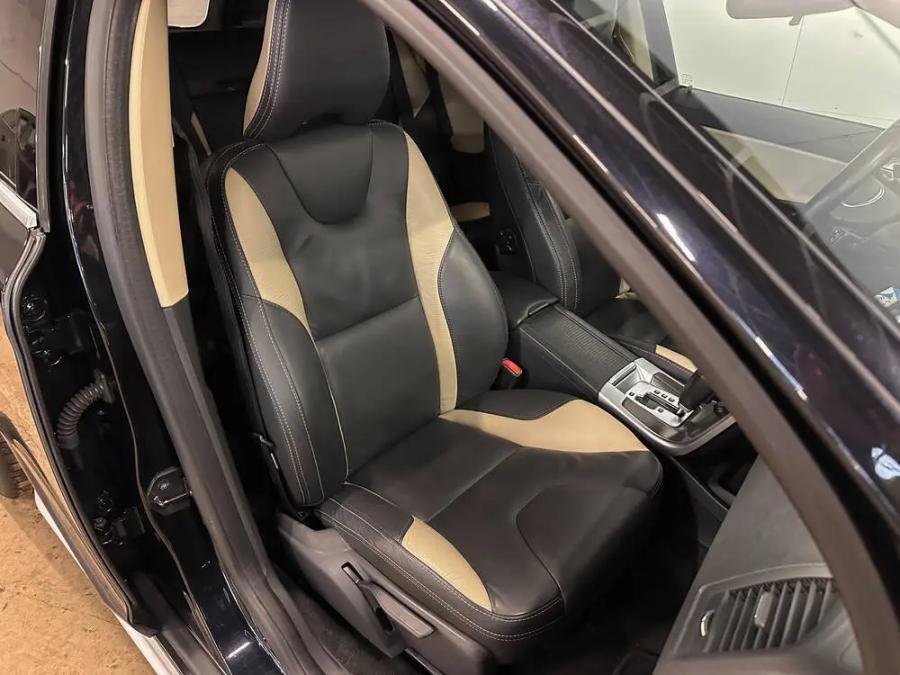 Black Volvo XC60 2010 in Jurmala, with an engine capacity of 2.40 L and mileage of 331 thousand km for 9850 €, photo 19 on AUTOMOTO.COM.LV