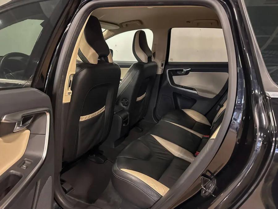 Black Volvo XC60 2010 in Jurmala, with an engine capacity of 2.40 L and mileage of 331 thousand km for 9850 €, photo 20 on AUTOMOTO.COM.LV