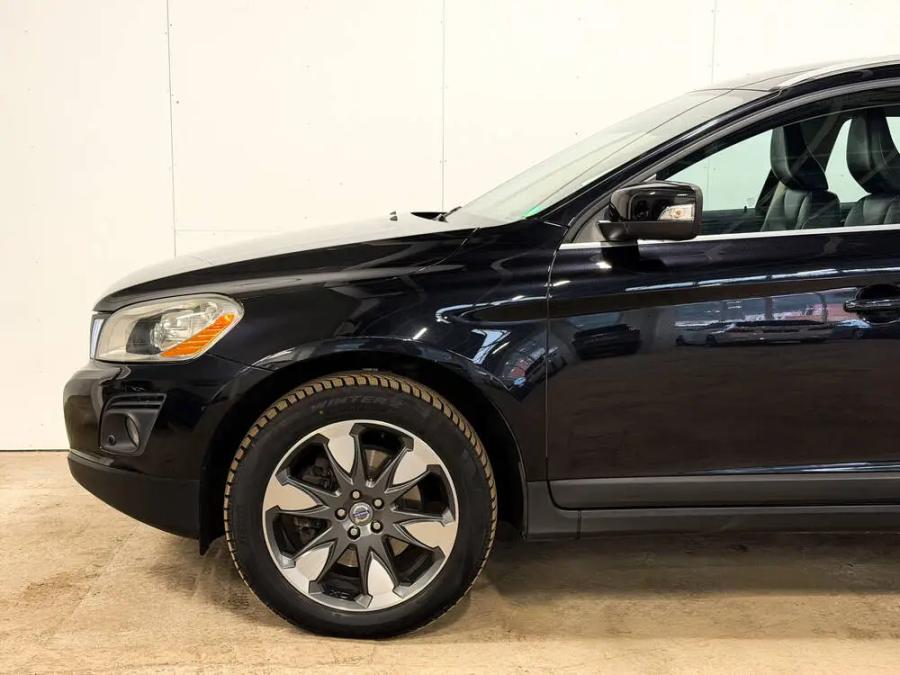 Black Volvo XC60 2010 in Jurmala, with an engine capacity of 2.40 L and mileage of 287 thousand km for 9450 €, photo 16 on AUTOMOTO.COM.LV