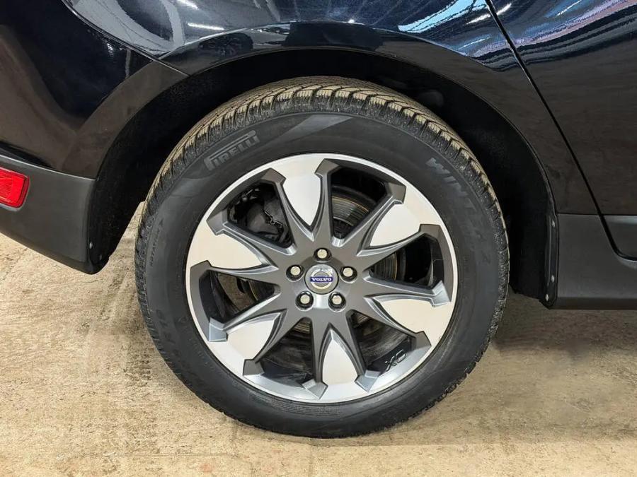 Black Volvo XC60 2010 in Jurmala, with an engine capacity of 2.40 L and mileage of 287 thousand km for 9450 €, photo 19 on AUTOMOTO.COM.LV
