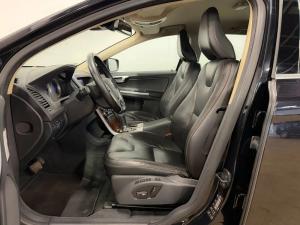 Black Volvo XC60 2010 in Jurmala, with an engine capacity of 2.40 L and mileage of 287 thousand km for 9450 €, photo 20 on AUTOMOTO.COM.LV