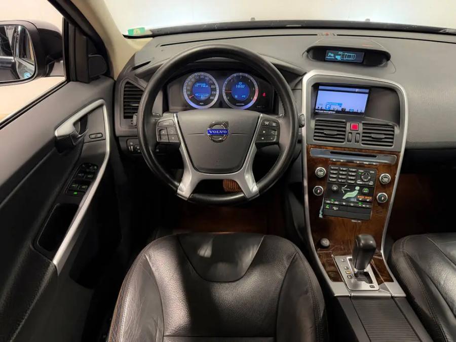 Black Volvo XC60 2010 in Jurmala, with an engine capacity of 2.40 L and mileage of 287 thousand km for 9450 €, photo 21 on AUTOMOTO.COM.LV