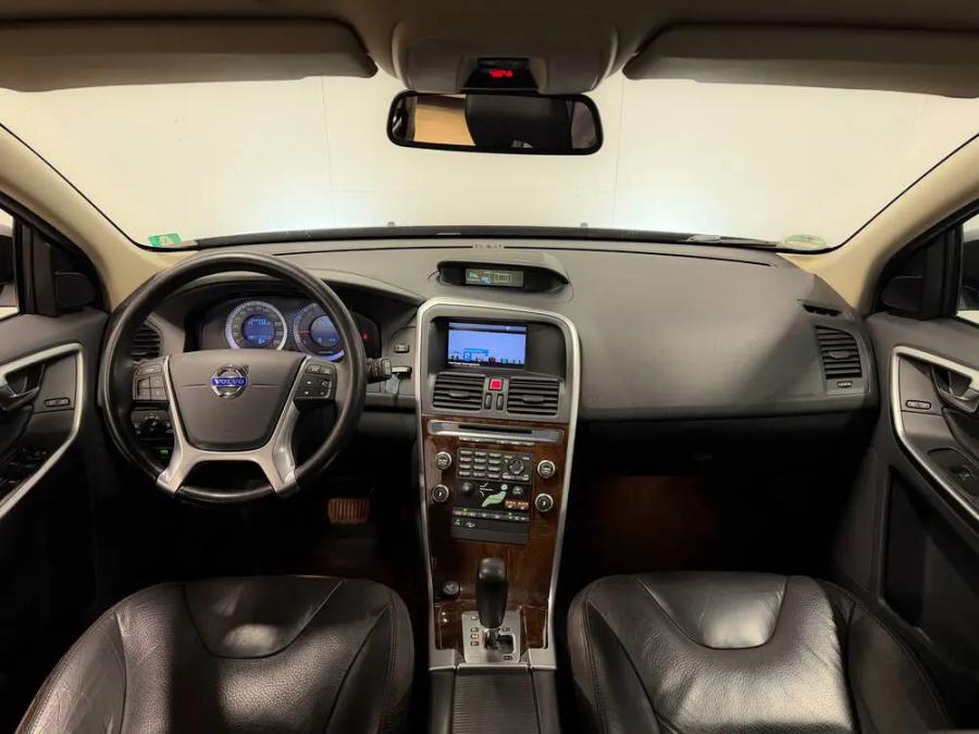 Black Volvo XC60 2010 in Jurmala, with an engine capacity of 2.40 L and mileage of 287 thousand km for 9450 €, photo 22 on AUTOMOTO.COM.LV