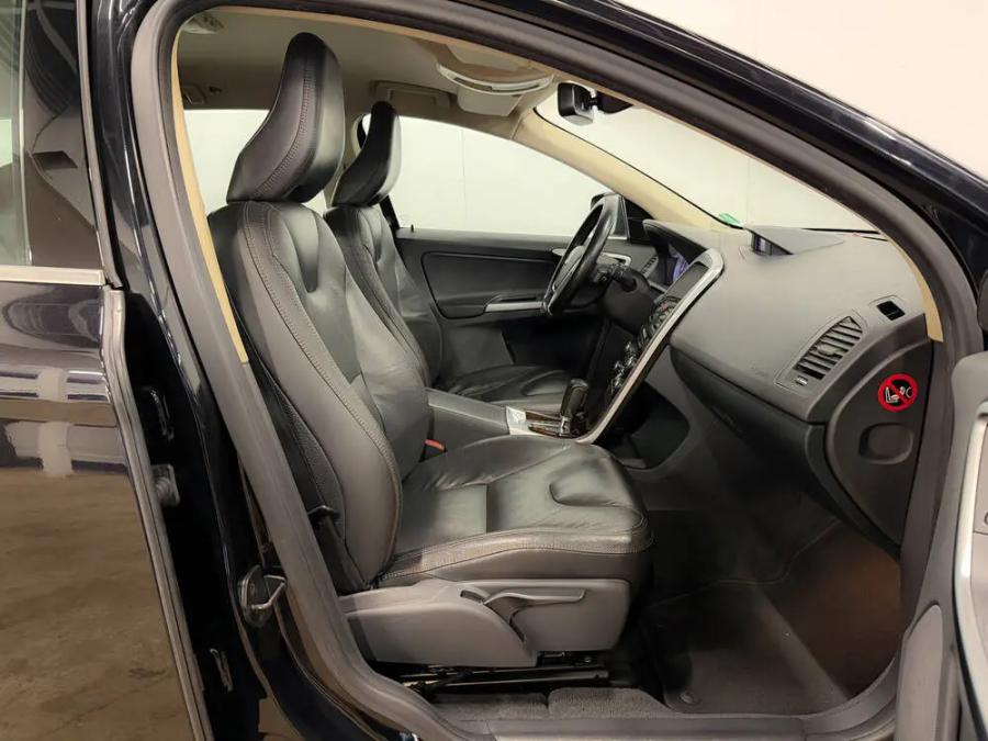 Black Volvo XC60 2010 in Jurmala, with an engine capacity of 2.40 L and mileage of 287 thousand km for 9450 €, photo 24 on AUTOMOTO.COM.LV
