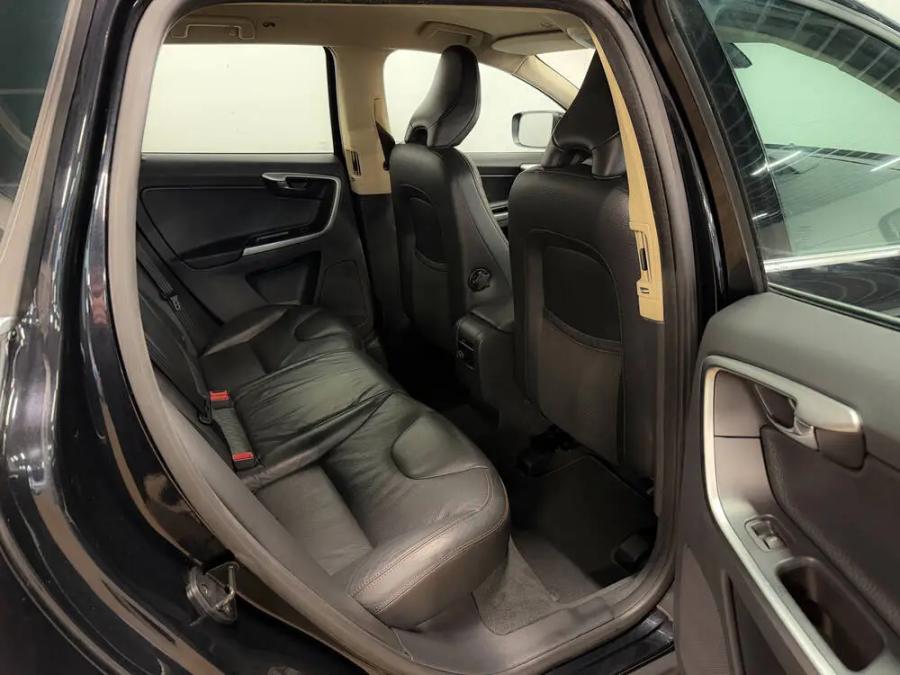Black Volvo XC60 2010 in Jurmala, with an engine capacity of 2.40 L and mileage of 287 thousand km for 9450 €, photo 25 on AUTOMOTO.COM.LV