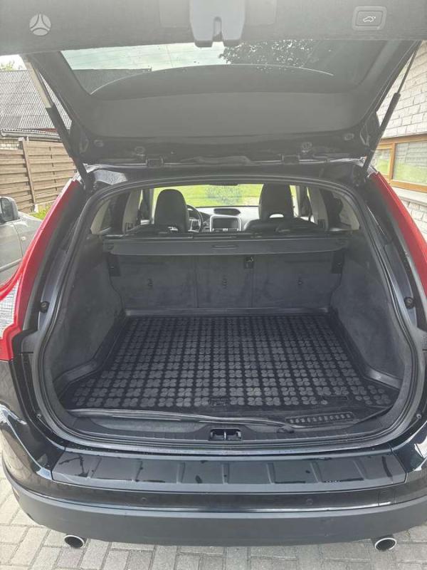 Black Volvo XC60 2010 in Elektrenai, with an engine capacity of 2.40 L and mileage of 298 thousand km for 7800 €, photo 10 on AUTOMOTO.COM.LV