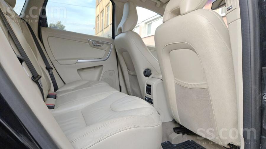 Melns Volvo XC60 2010 Rīga, ar dzinēja tilpumu 2.40 L un nobraukumu 300 tūkst. km par 7300 €, foto 10 vietnē AUTOMOTO.COM.LV