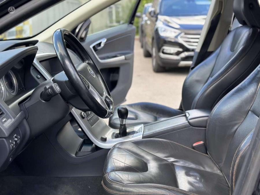 Melns Volvo XC60 2010 Šauļi, ar dzinēja tilpumu 2.40 L un nobraukumu 349 tūkst. km par 5650 €, foto 17 vietnē AUTOMOTO.COM.LV