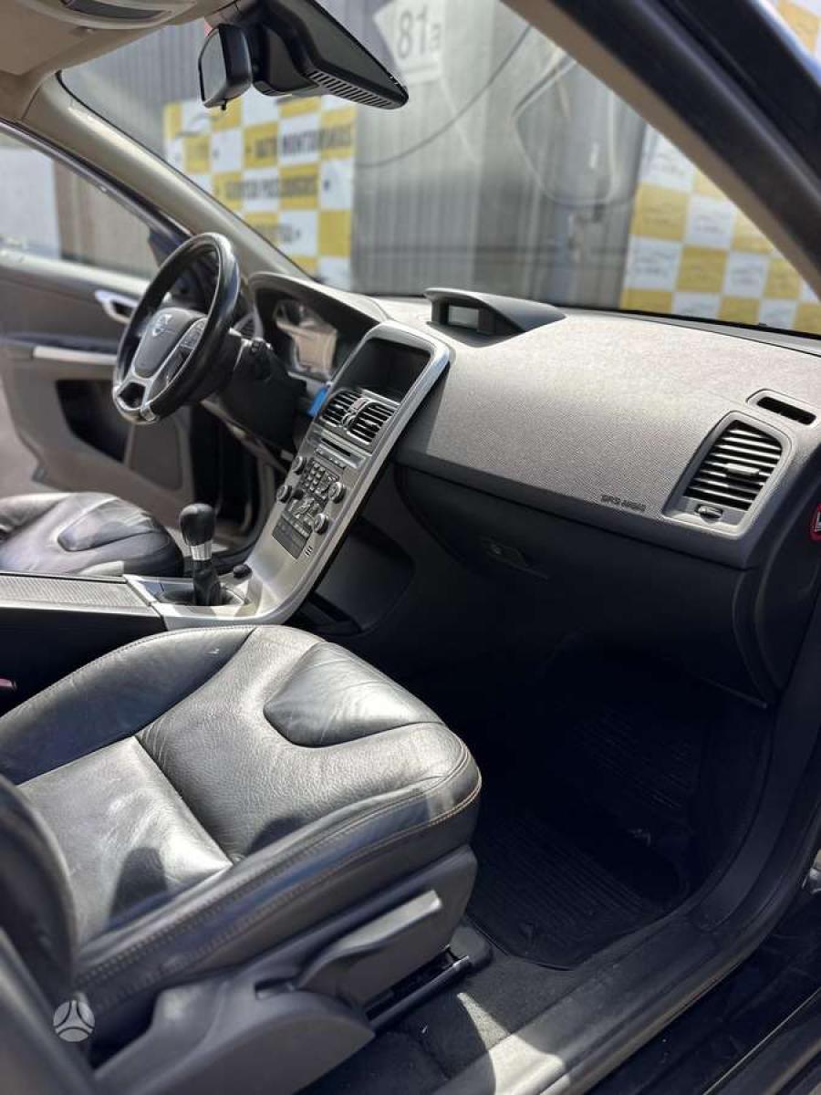 Melns Volvo XC60 2010 Šauļi, ar dzinēja tilpumu 2.40 L un nobraukumu 349 tūkst. km par 5650 €, foto 24 vietnē AUTOMOTO.COM.LV