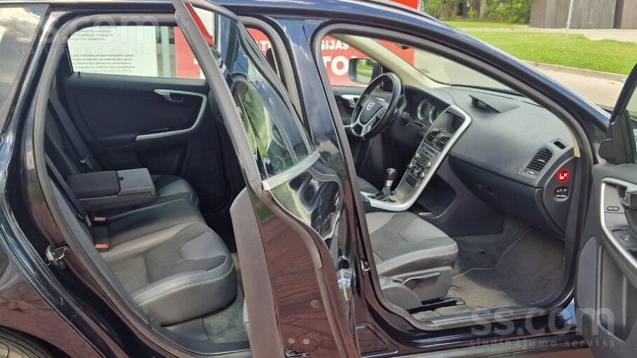 Melns Volvo XC60 2010 Jelgava, ar dzinēja tilpumu 2.00 L un nobraukumu 319 tūkst. km par 6450 €, foto 28 vietnē AUTOMOTO.COM.LV