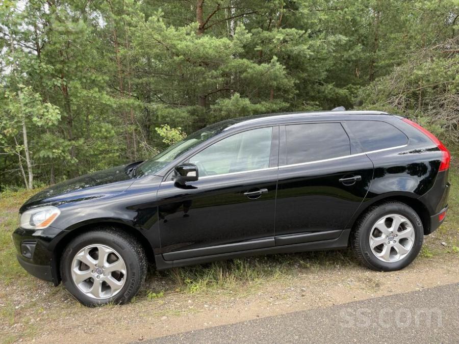 Black Volvo XC60 2010 in Daugavpils, with an engine capacity of 2.40 L and mileage of 310 thousand km for 8800 €, photo 8 on AUTOMOTO.COM.LV