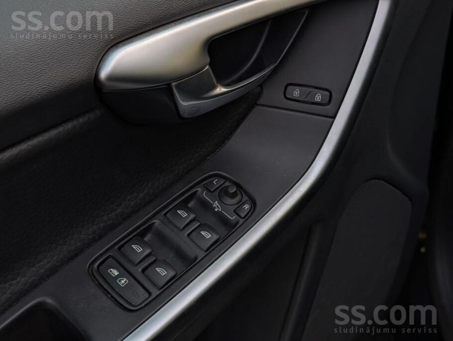 Black Volvo XC60 2010 in Jurmala, with an engine capacity of 2.00 L and mileage of 0 thousand km for 4950 €, photo 15 on AUTOMOTO.COM.LV