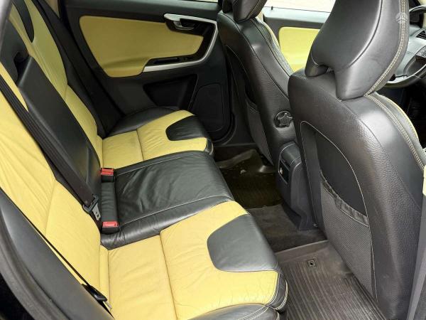 Black Volvo XC60 2010 in Ukmerge, with an engine capacity of 3.00 L and mileage of 210 thousand km for 4800 €, photo 9 on AUTOMOTO.COM.LV