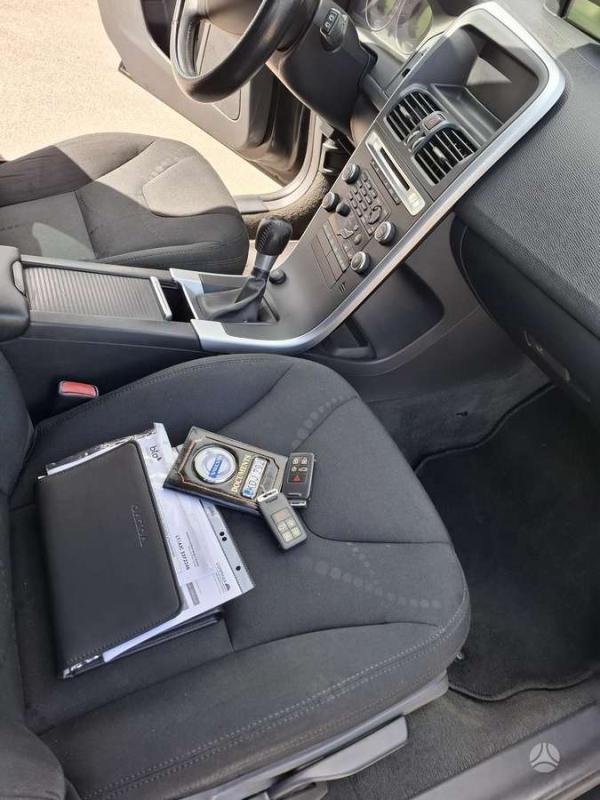 Melns Volvo XC60 2010 Panevēža, ar dzinēja tilpumu 2.40 L un nobraukumu 316 tūkst. km par 5900 €, foto 10 vietnē AUTOMOTO.COM.LV