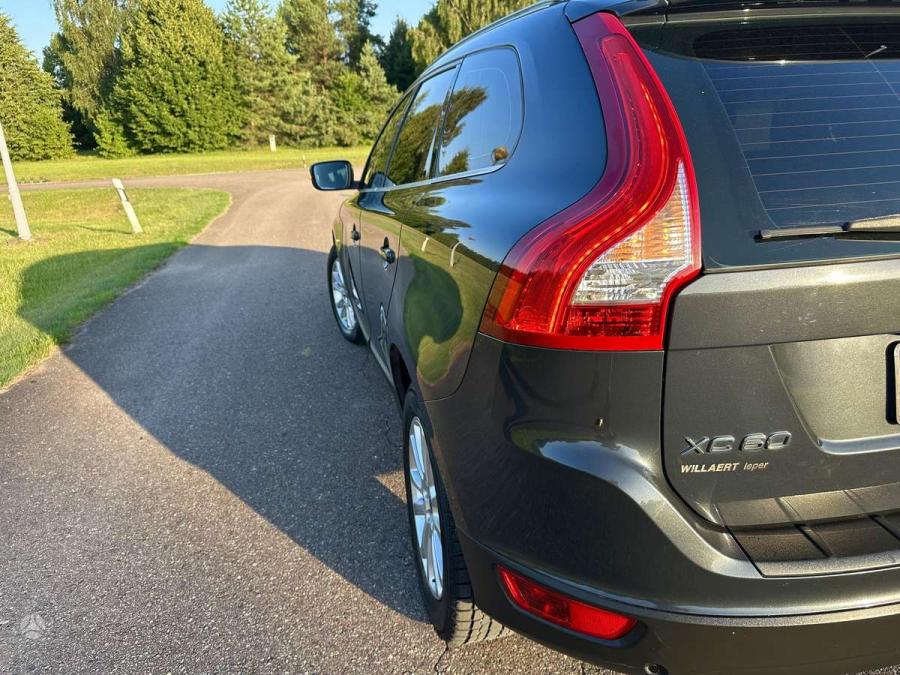 Black Volvo XC60 2010 in Elektrenai, with an engine capacity of 2.40 L and mileage of 400 thousand km for 6250 €, photo 12 on AUTOMOTO.COM.LV