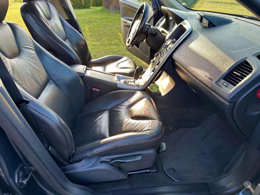 Black Volvo XC60 2010 in Elektrenai, with an engine capacity of 2.40 L and mileage of 400 thousand km for 6250 €, photo 16 on AUTOMOTO.COM.LV