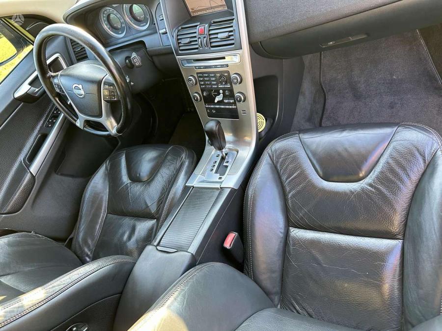 Black Volvo XC60 2010 in Elektrenai, with an engine capacity of 2.40 L and mileage of 400 thousand km for 6250 €, photo 27 on AUTOMOTO.COM.LV
