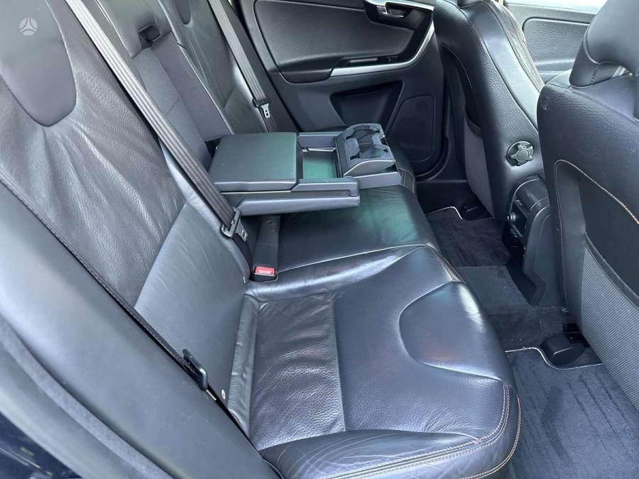 Black Volvo XC60 2010 in Elektrenai, with an engine capacity of 2.40 L and mileage of 400 thousand km for 6250 €, photo 32 on AUTOMOTO.COM.LV