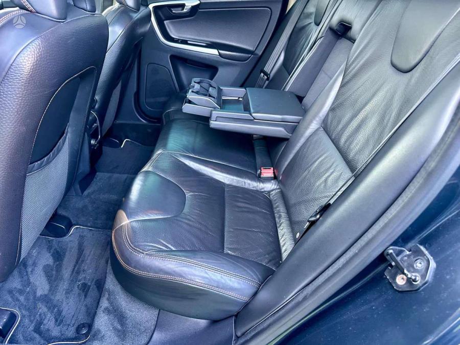 Black Volvo XC60 2010 in Elektrenai, with an engine capacity of 2.40 L and mileage of 400 thousand km for 6250 €, photo 36 on AUTOMOTO.COM.LV