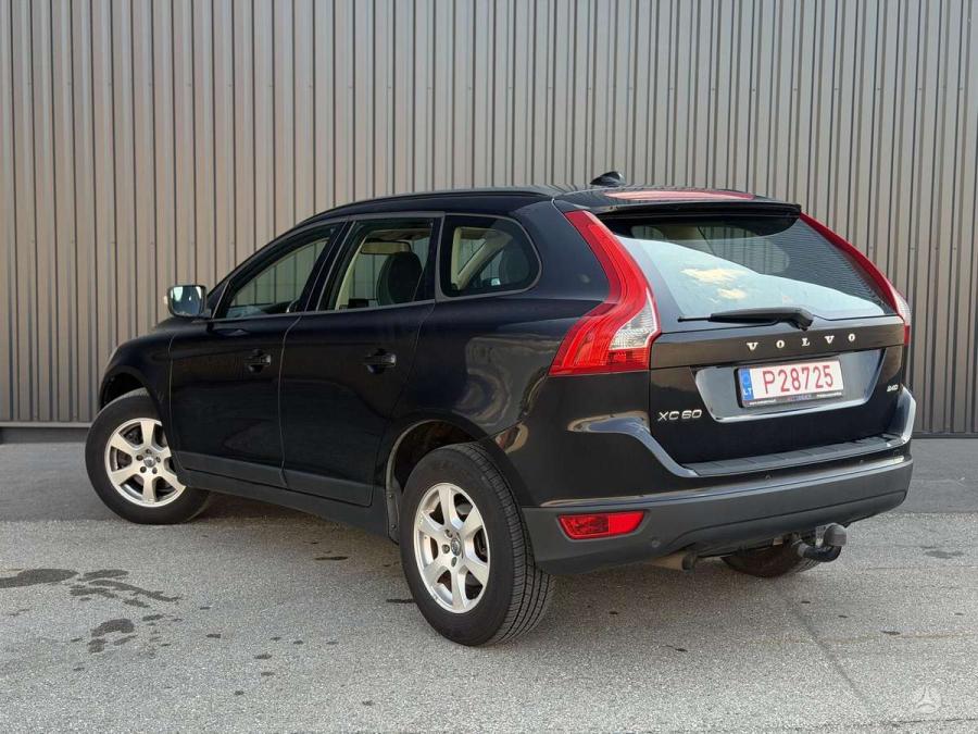 Melns Volvo XC60 2010 Mažeikiai, ar dzinēja tilpumu 2.40 L un nobraukumu 305 tūkst. km par 7200 €, foto 5 vietnē AUTOMOTO.COM.LV