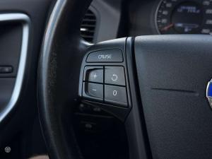 Melns Volvo XC60 2010 Mažeikiai, ar dzinēja tilpumu 2.40 L un nobraukumu 305 tūkst. km par 7200 €, foto 31 vietnē AUTOMOTO.COM.LV