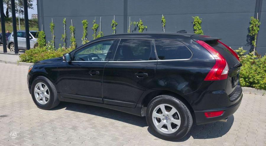 Melns Volvo XC60 2010 Viļņa, ar dzinēja tilpumu 2.40 L un nobraukumu 300 tūkst. km par 4850 €, foto 6 vietnē AUTOMOTO.COM.LV