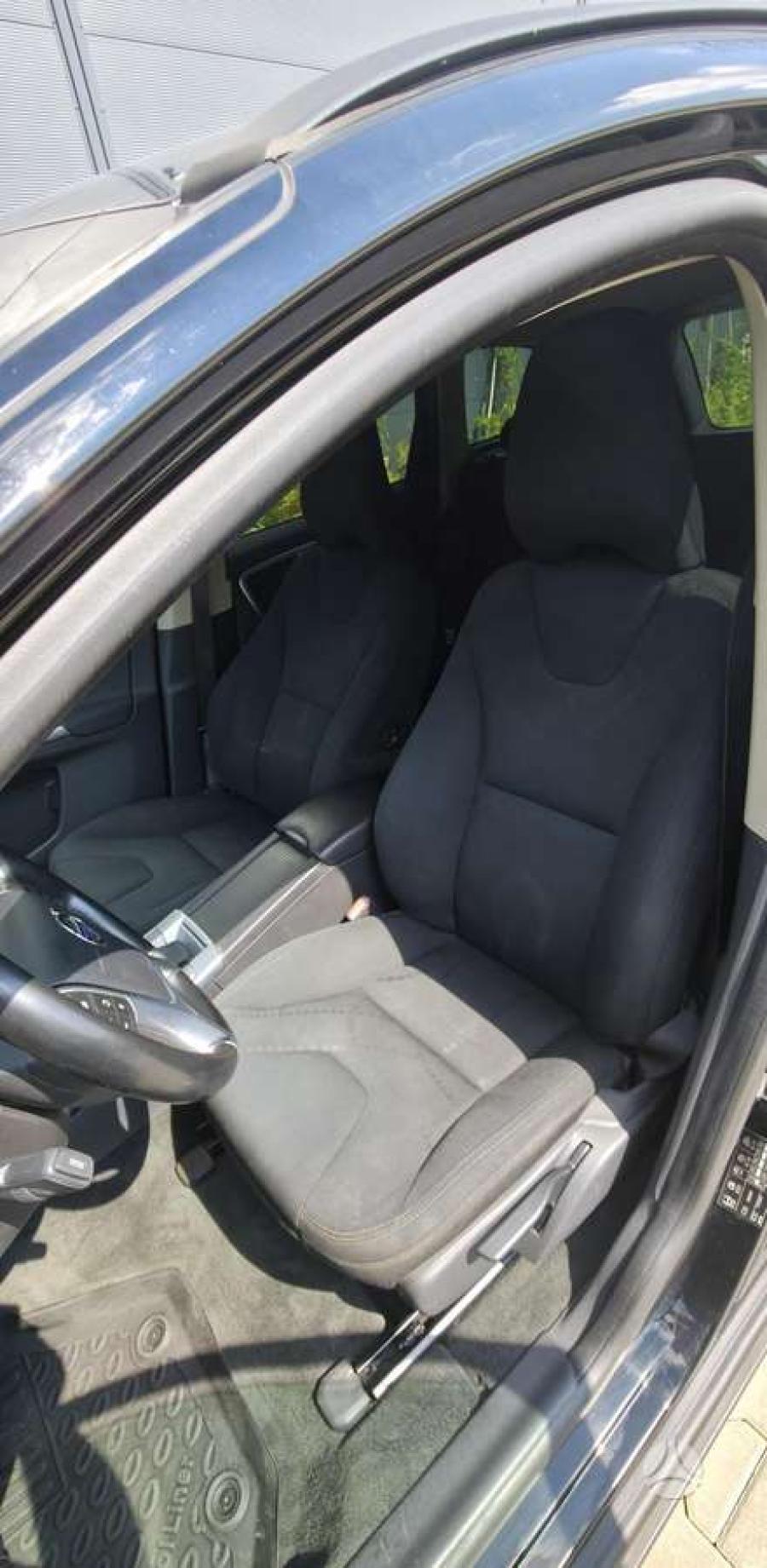 Melns Volvo XC60 2010 Viļņa, ar dzinēja tilpumu 2.40 L un nobraukumu 300 tūkst. km par 4850 €, foto 9 vietnē AUTOMOTO.COM.LV
