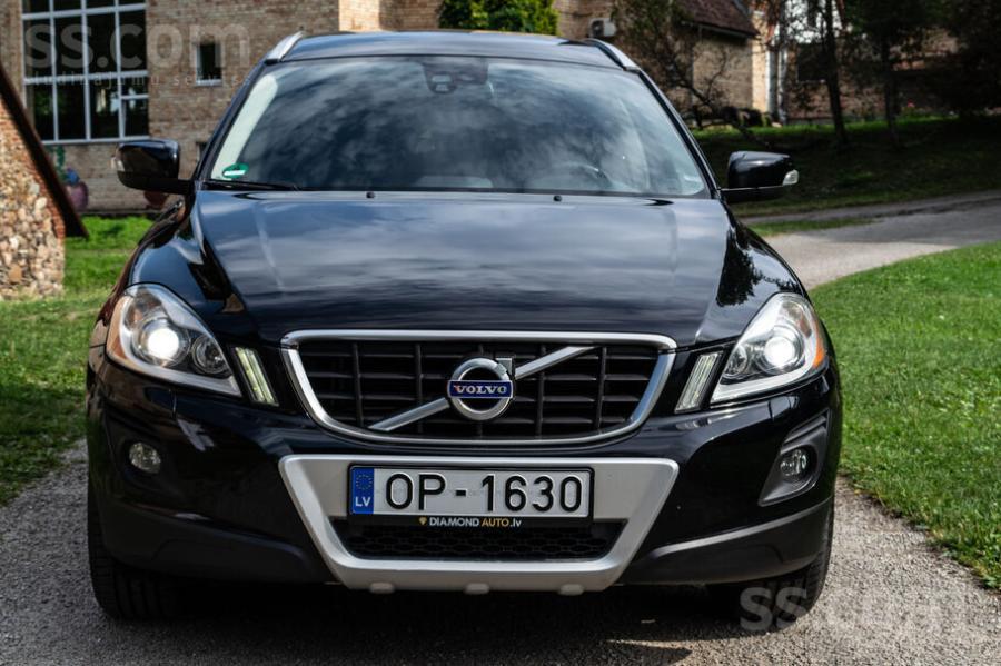 Black Volvo XC60 2010 in Tukums, with an engine capacity of 2.40 L and mileage of 270 thousand km for 8290 €, photo 3 on AUTOMOTO.COM.LV