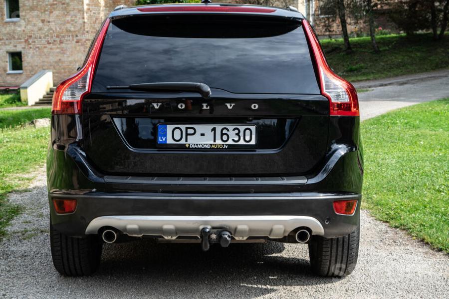 Black Volvo XC60 2010 in Tukums, with an engine capacity of 2.40 L and mileage of 270 thousand km for 8290 €, photo 6 on AUTOMOTO.COM.LV