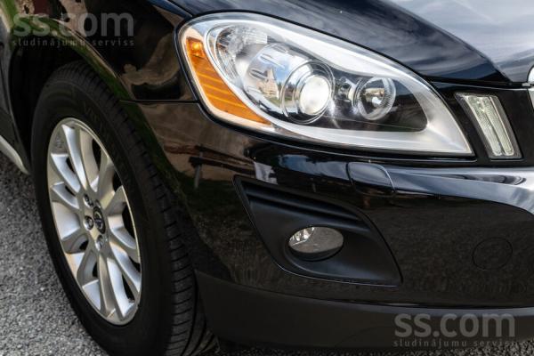 Black Volvo XC60 2010 in Tukums, with an engine capacity of 2.40 L and mileage of 270 thousand km for 8290 €, photo 8 on AUTOMOTO.COM.LV