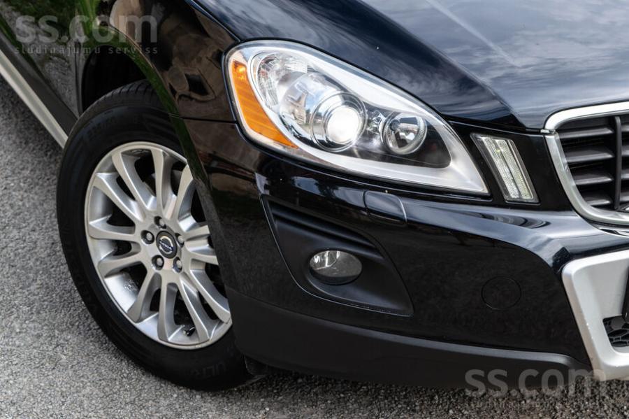 Black Volvo XC60 2010 in Tukums, with an engine capacity of 2.40 L and mileage of 270 thousand km for 8290 €, photo 11 on AUTOMOTO.COM.LV