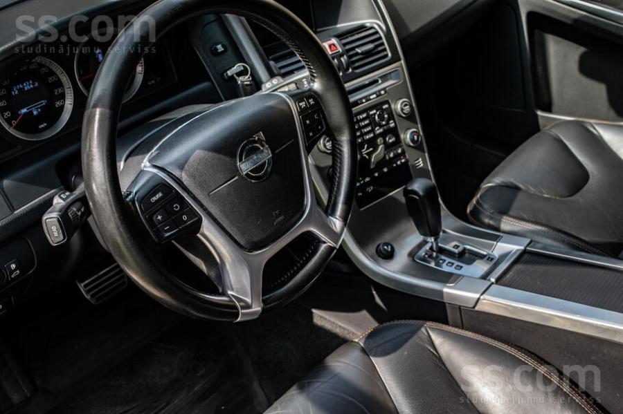 Black Volvo XC60 2010 in Tukums, with an engine capacity of 2.40 L and mileage of 270 thousand km for 8290 €, photo 25 on AUTOMOTO.COM.LV