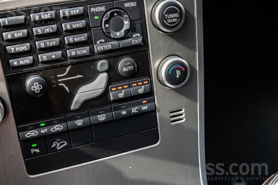 Black Volvo XC60 2010 in Tukums, with an engine capacity of 2.40 L and mileage of 270 thousand km for 8290 €, photo 31 on AUTOMOTO.COM.LV