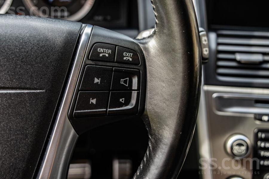 Black Volvo XC60 2010 in Tukums, with an engine capacity of 2.40 L and mileage of 270 thousand km for 8290 €, photo 32 on AUTOMOTO.COM.LV