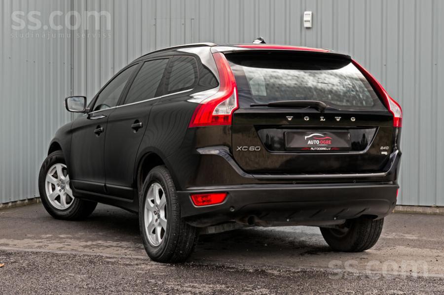 Black Volvo XC60 2010 in Ogre, with an engine capacity of 2.40 L and mileage of 213 thousand km for 8900 €, photo 4 on AUTOMOTO.COM.LV