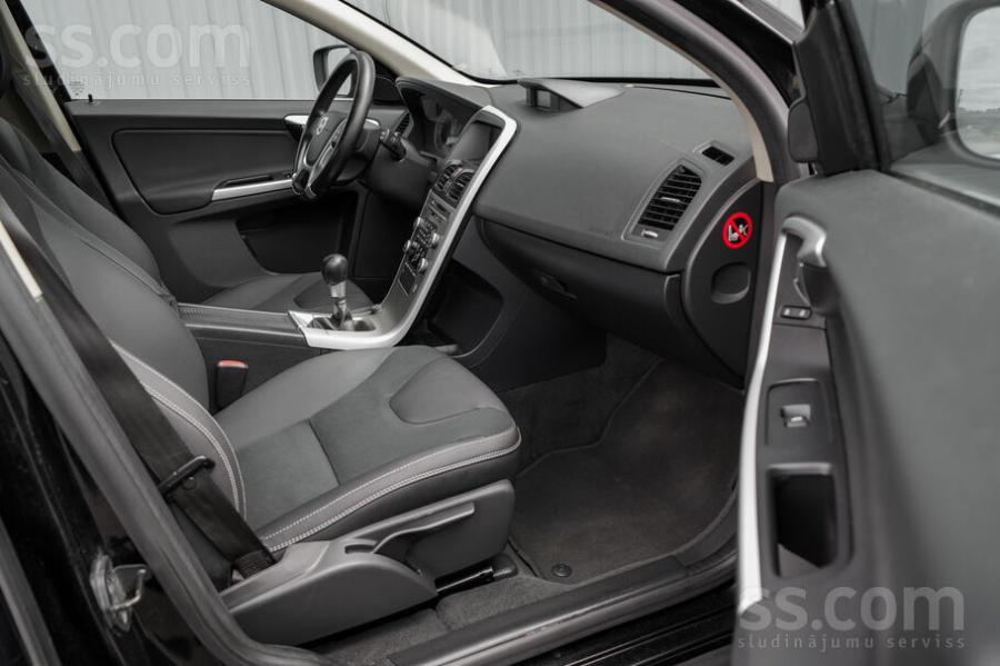 Black Volvo XC60 2010 in Ogre, with an engine capacity of 2.40 L and mileage of 213 thousand km for 8900 €, photo 8 on AUTOMOTO.COM.LV