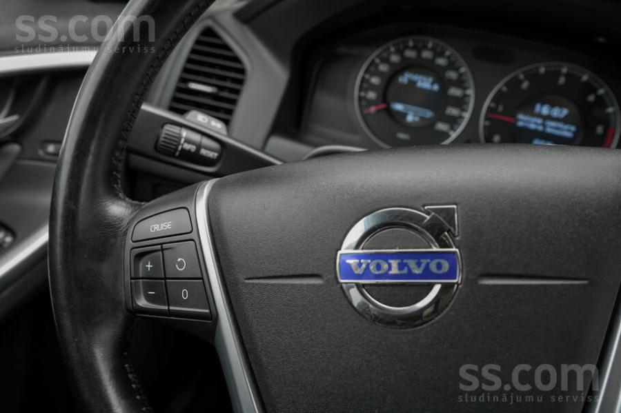 Black Volvo XC60 2010 in Ogre, with an engine capacity of 2.40 L and mileage of 213 thousand km for 8900 €, photo 12 on AUTOMOTO.COM.LV