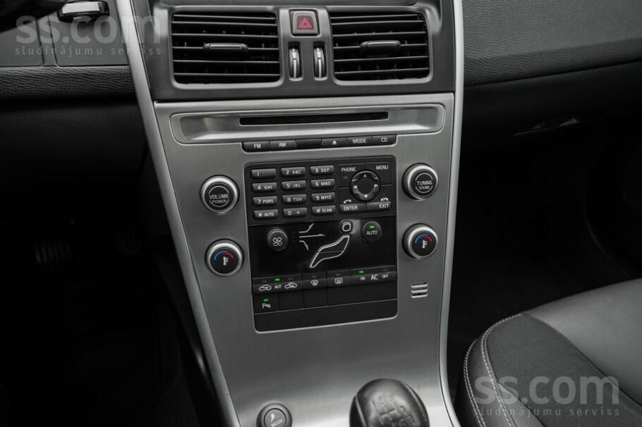 Black Volvo XC60 2010 in Ogre, with an engine capacity of 2.40 L and mileage of 213 thousand km for 8900 €, photo 13 on AUTOMOTO.COM.LV